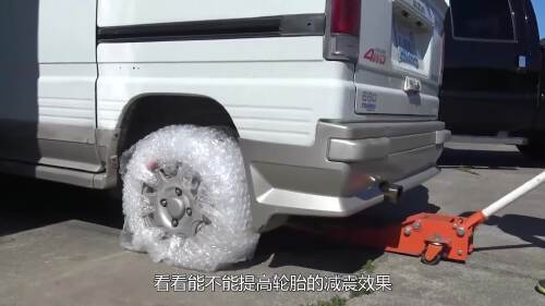 9个万向轮汽车上路实测!原地漂移惊呆路人,这操作太秀了!