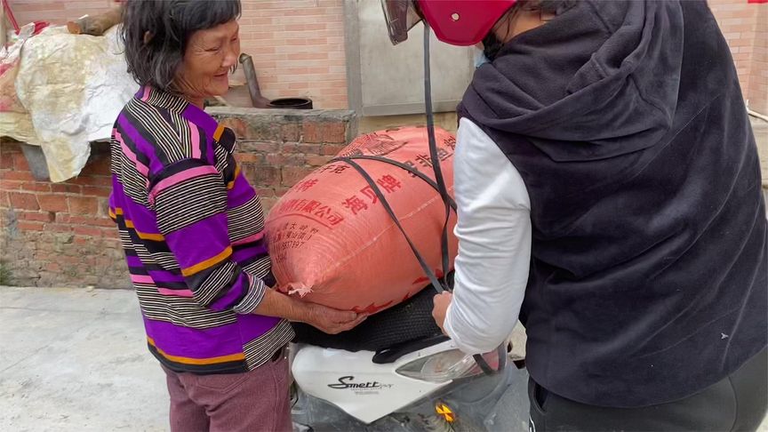 家里没有米了,今天带大家看看稻谷变成米的过程,忙完又去钓鱼了