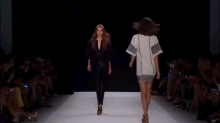 模特走路走的太带感了!