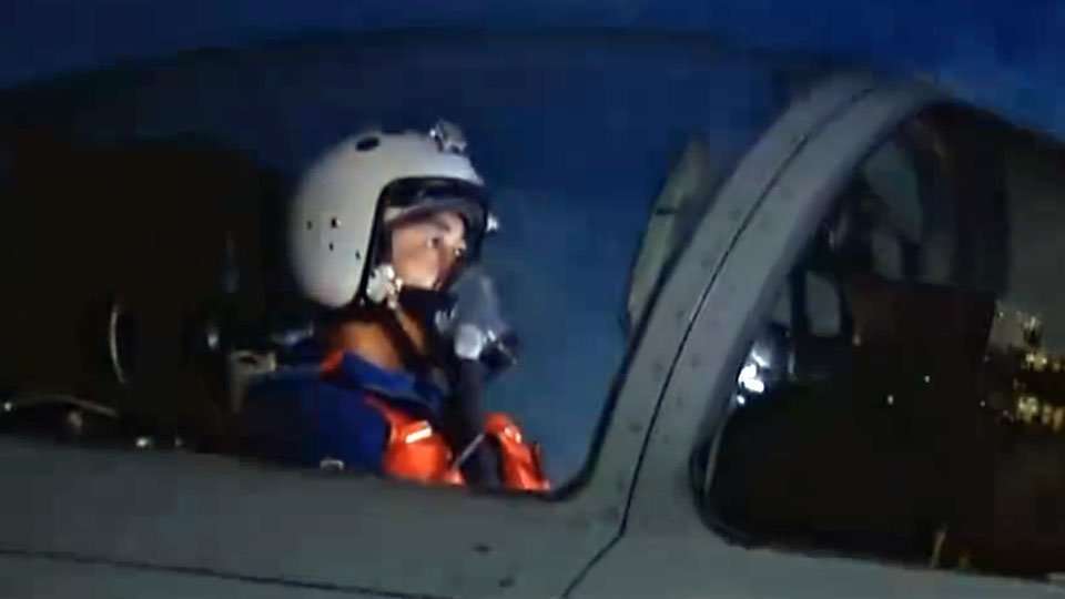 无坚不摧太燃了!蓝鲨和歼七飞机组模拟跨海突击训练