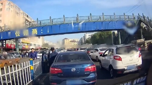 行车记录仪实拍:路怒症就这么简单?一巴掌就可以解决问题啊!