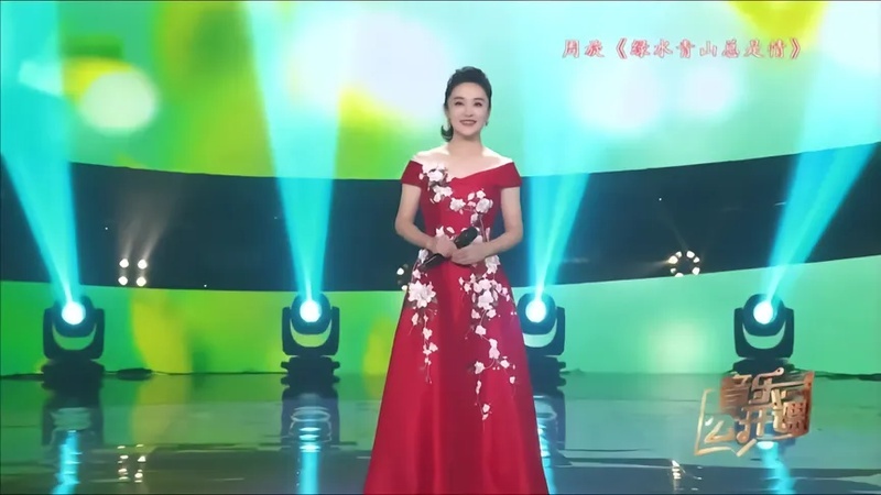 《绿水青山总是情》是一首以自然美景为载体的抒情歌曲