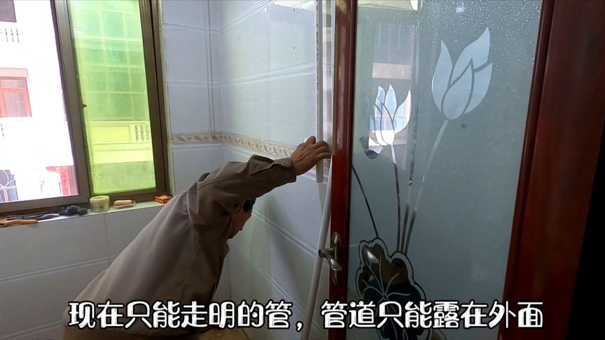 小伙家里水管漏水了,请来师傅维修,遇到这种情况只能这样了