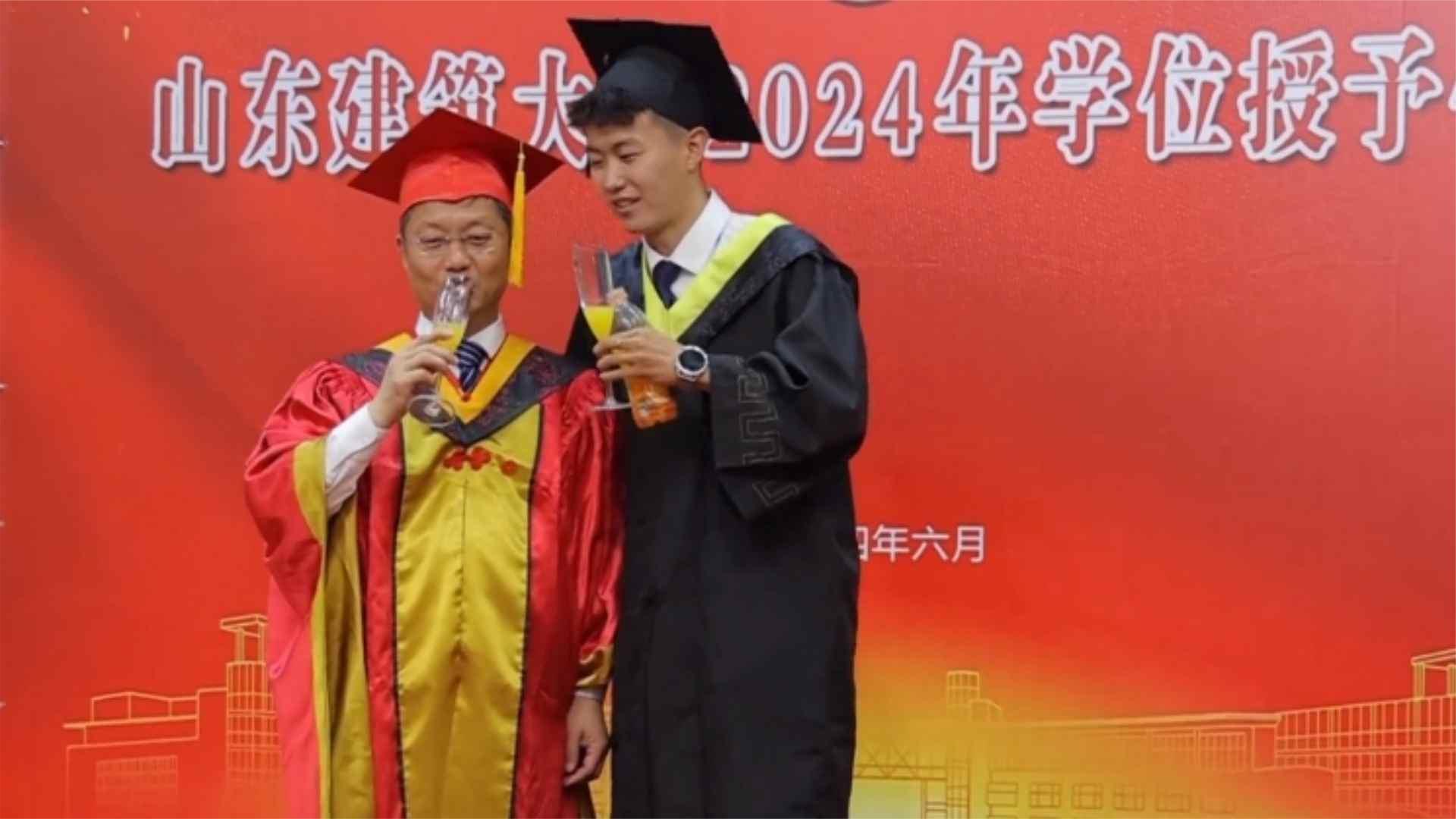 毕业典礼大学校长被硬控,配合毕业生创意领证!鬼马情节太吸睛