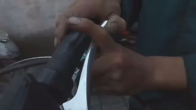 电动车捏过刹车就不走了让他推了几公里,原来问题出这里!