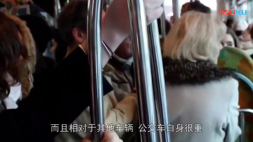 公交车乘客不系安全带,发生车祸有多危险?老外模拟了一次