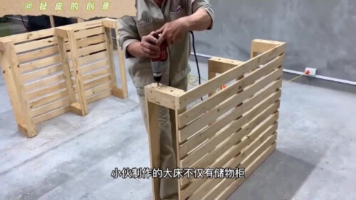 买不起大床就自己制作一个,小伙的手艺真是太牛了,不得不佩服