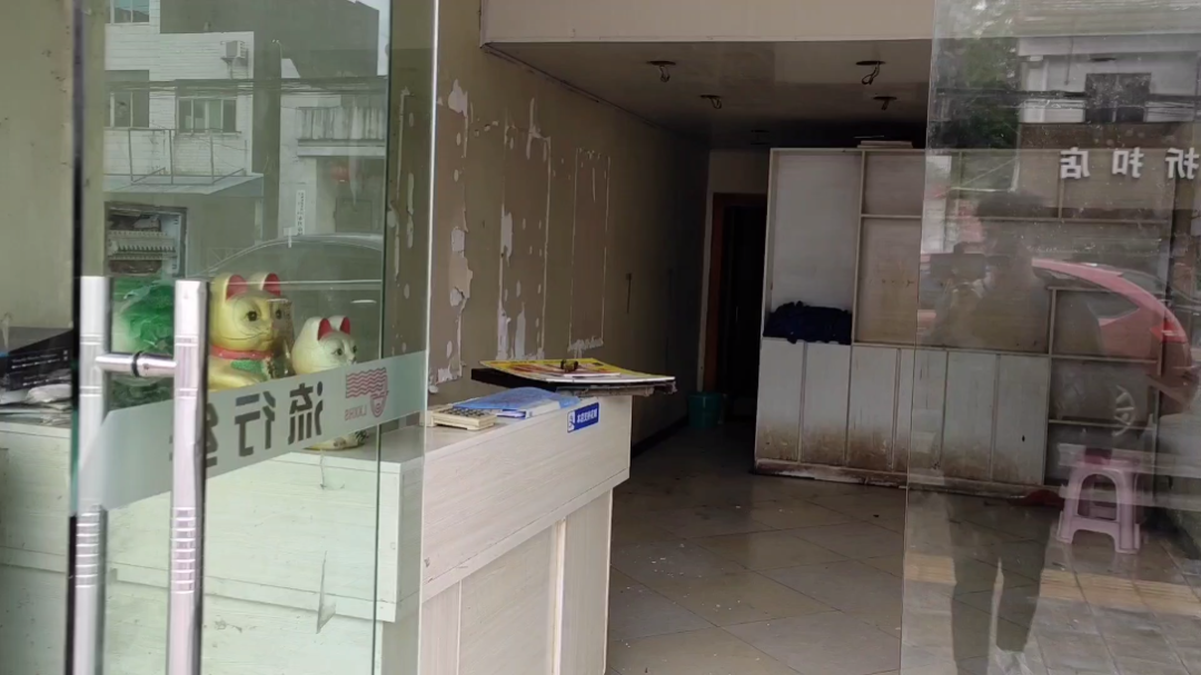 5年理发店破旧不堪,一万元装修升级,效果