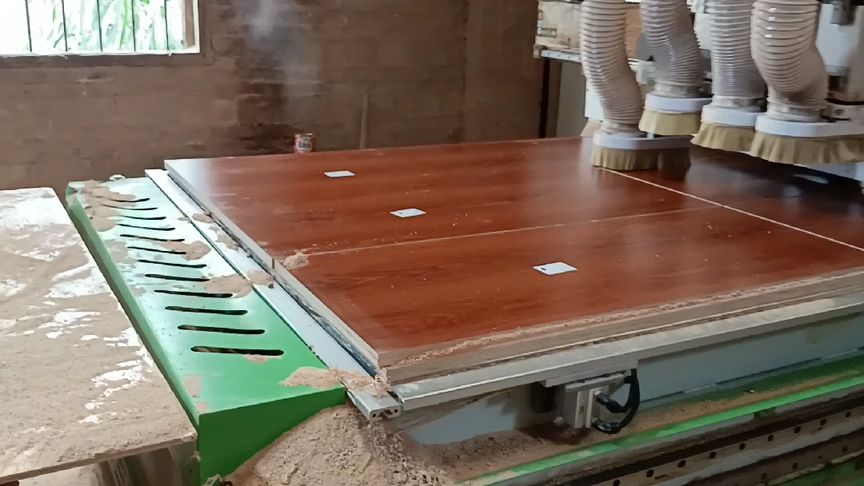 全屋定制家具制作过程,开料,封边,钻孔,打包装,出货。