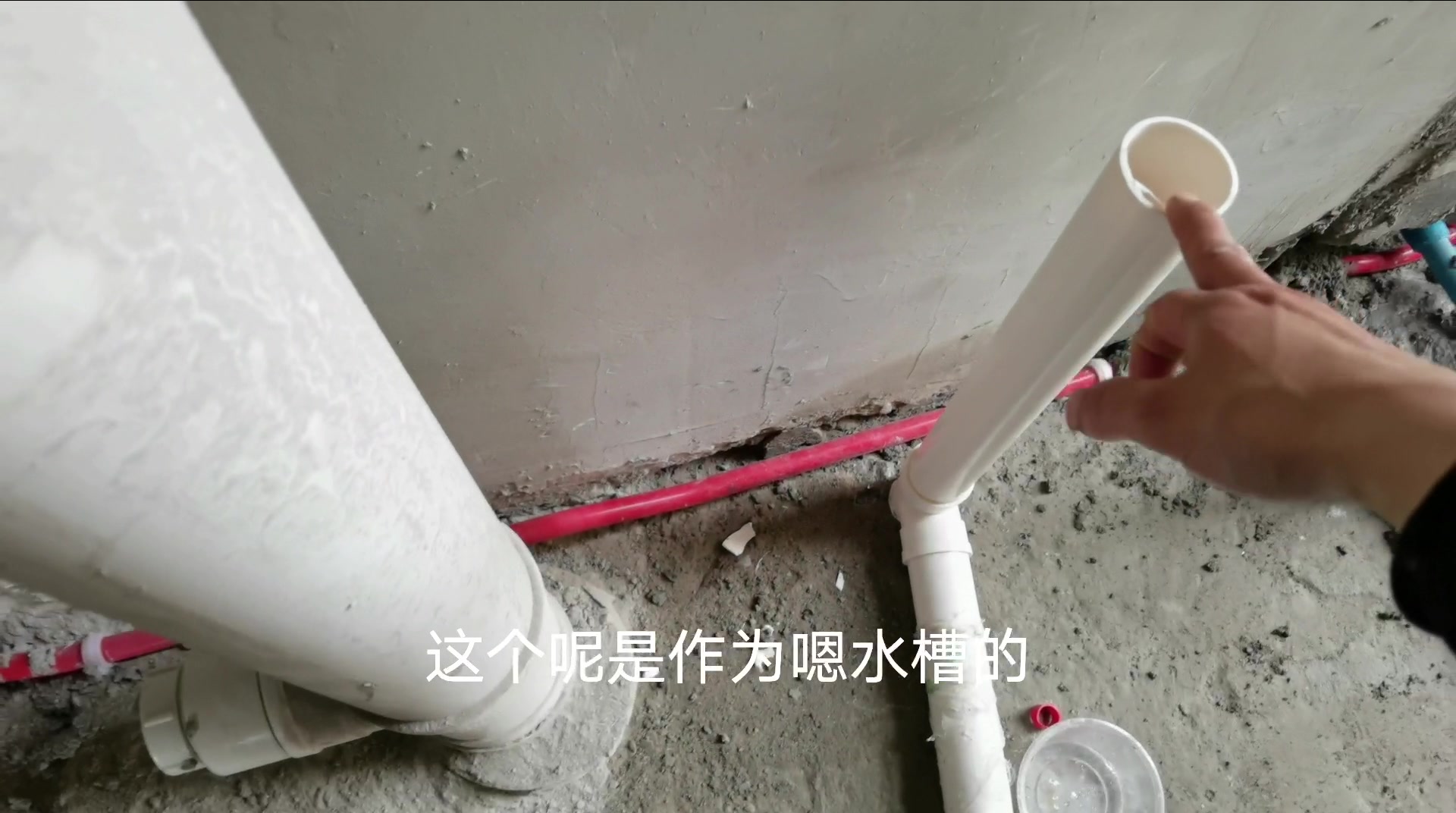 从厨房排水管施工,就能体现出水电工是多么的无知