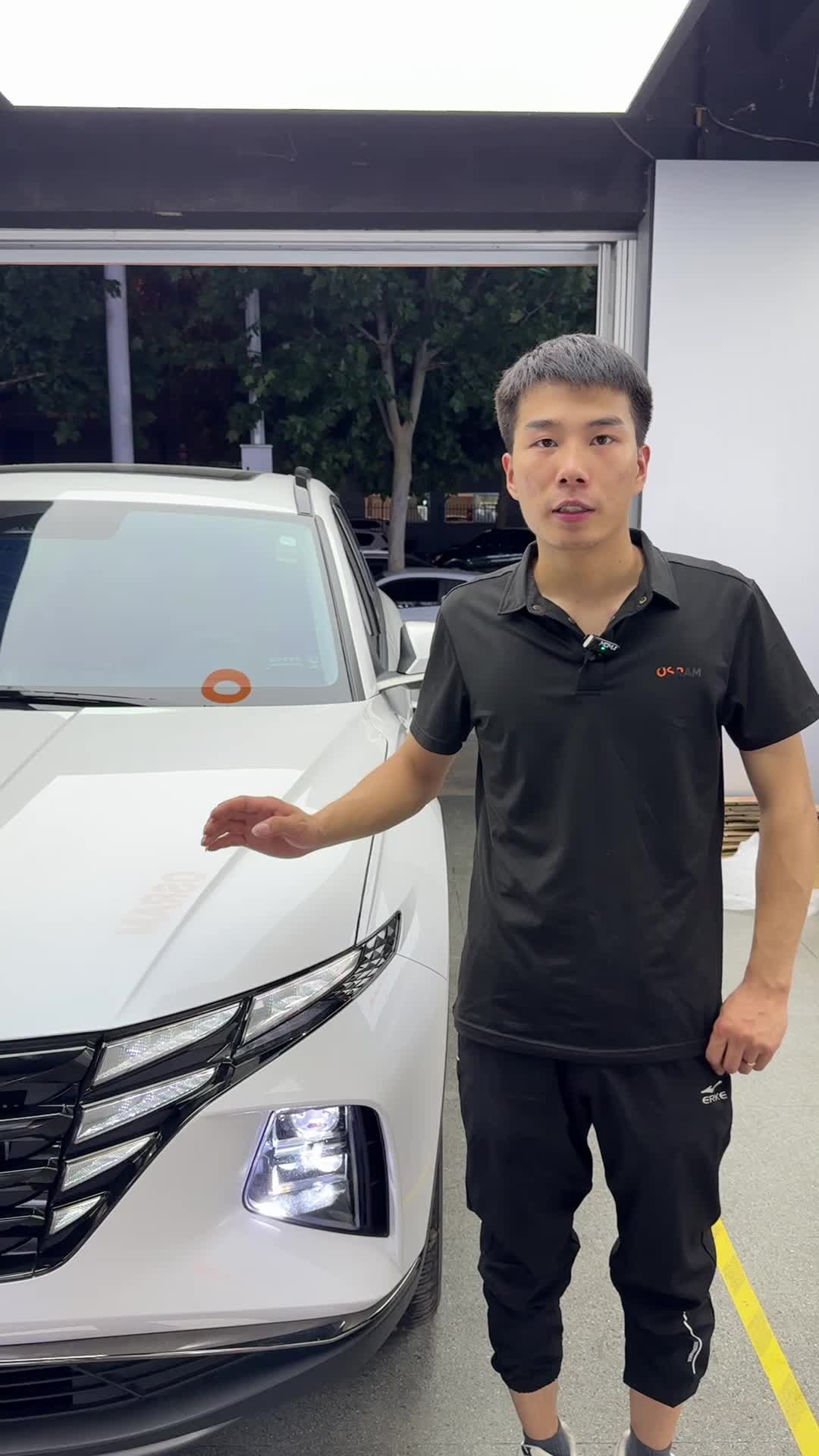 23款现代途胜L原车标配贴片式的LED大灯,近光散远光差,说实话还不如...