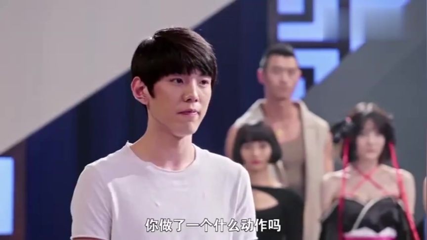 19岁男模走秀大赛太紧张吐舌头!因这个动作,评委不满只给5分