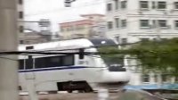和谐号动车组CRH1驶过铁路桥