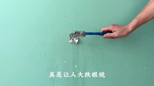 小伙使用塑料膨胀管维修漏水水管,石膏板的修补解决办法