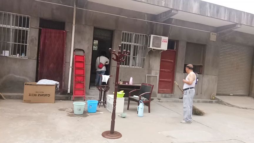 党建工作室清扫中