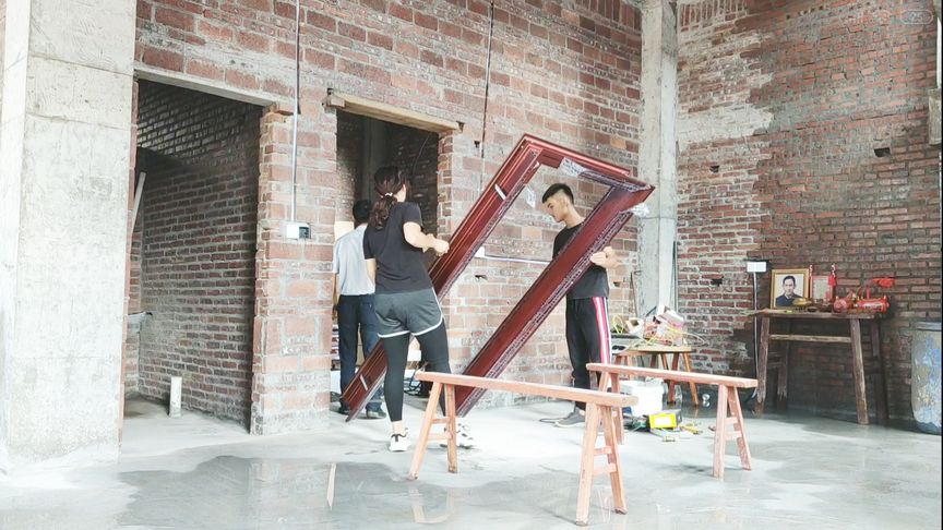 夫妻俩做门窗去装房间门,这么安装虽然慢,但是真的很牢固!