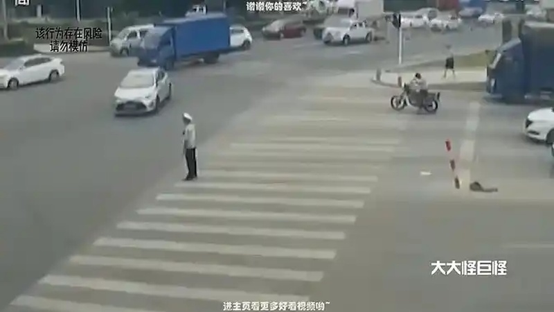 男子开车玩手机,导致24岁执勤交警被撞身亡,家属同事悲痛欲绝