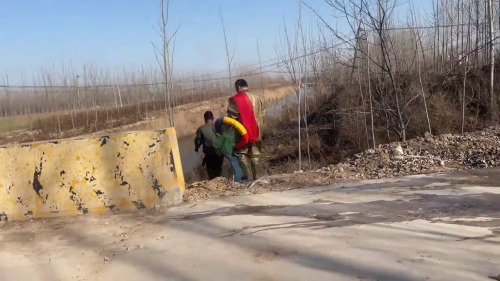 破冰行动摸鱼,河边随着起锅烧油,原汁原味,太棒了