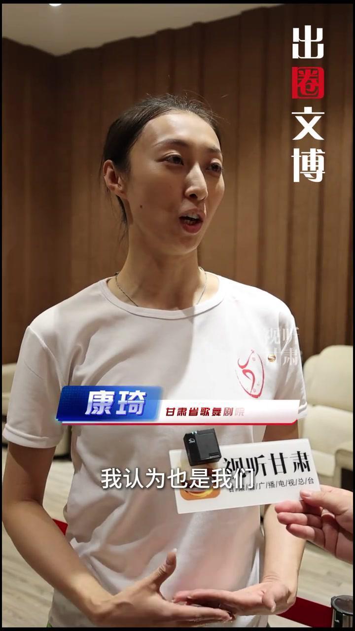 ...和其他国家的艺术家在舞台上一起为全世界人民奉献一场精彩纷呈的...