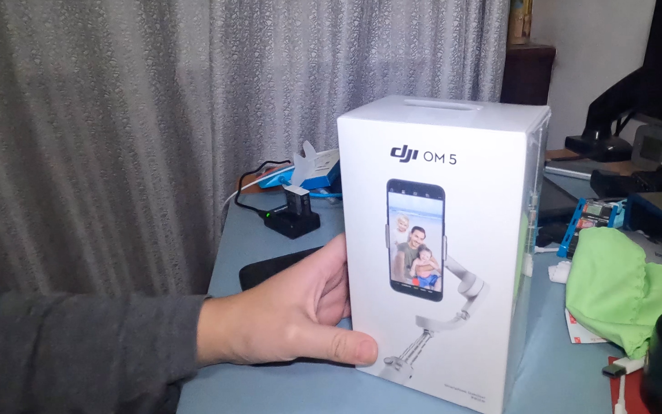大疆om5稳定器开箱,配合iphone13 promax看看效果如何