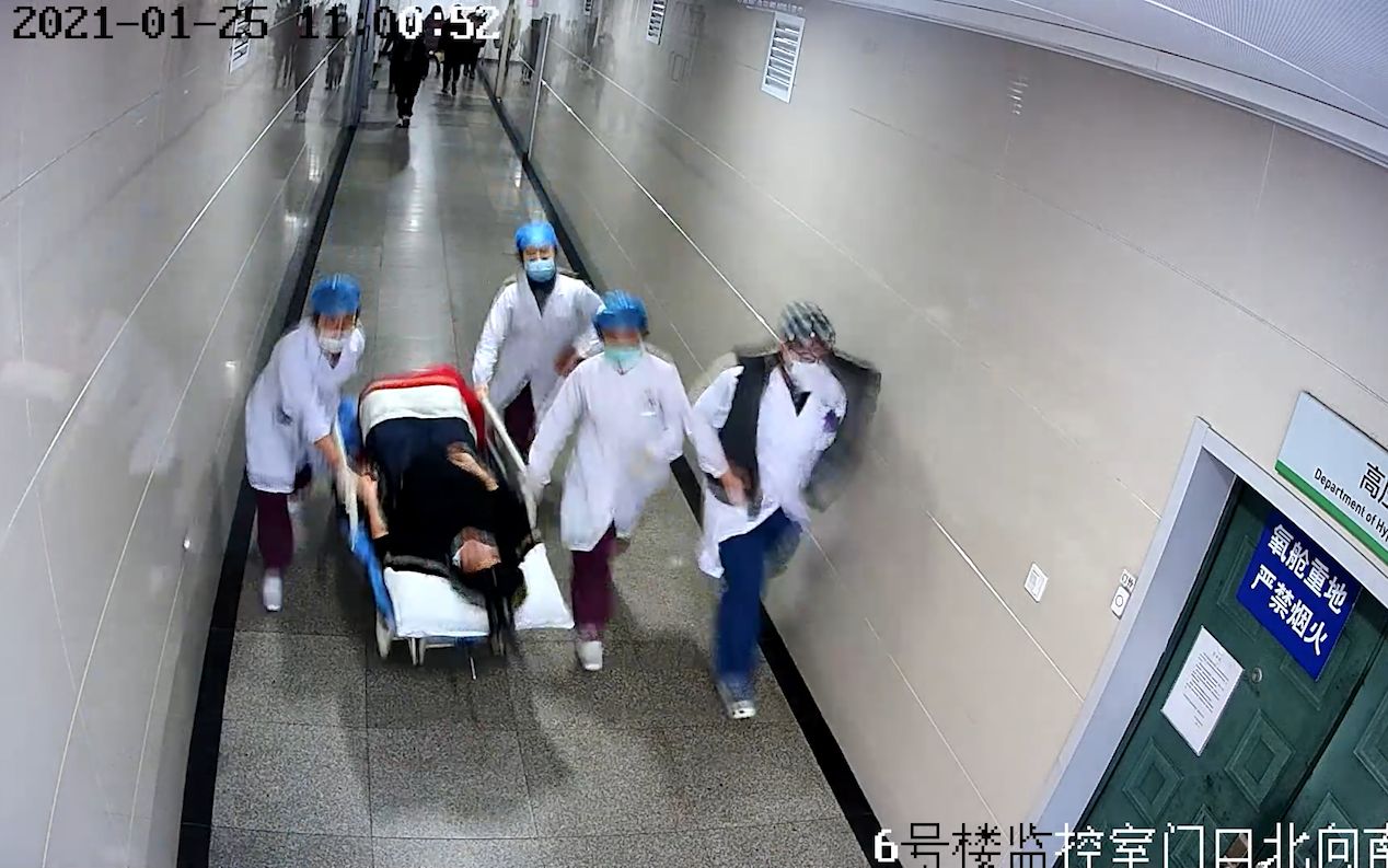 这段监控视频火了,你们一路飞奔救人的样子真美…