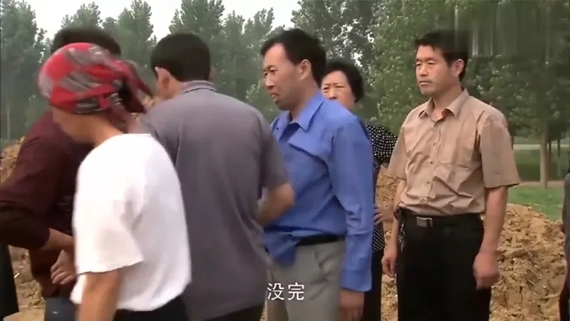 单位在田地上施工,不料村民强行阻拦,村支书怒了!