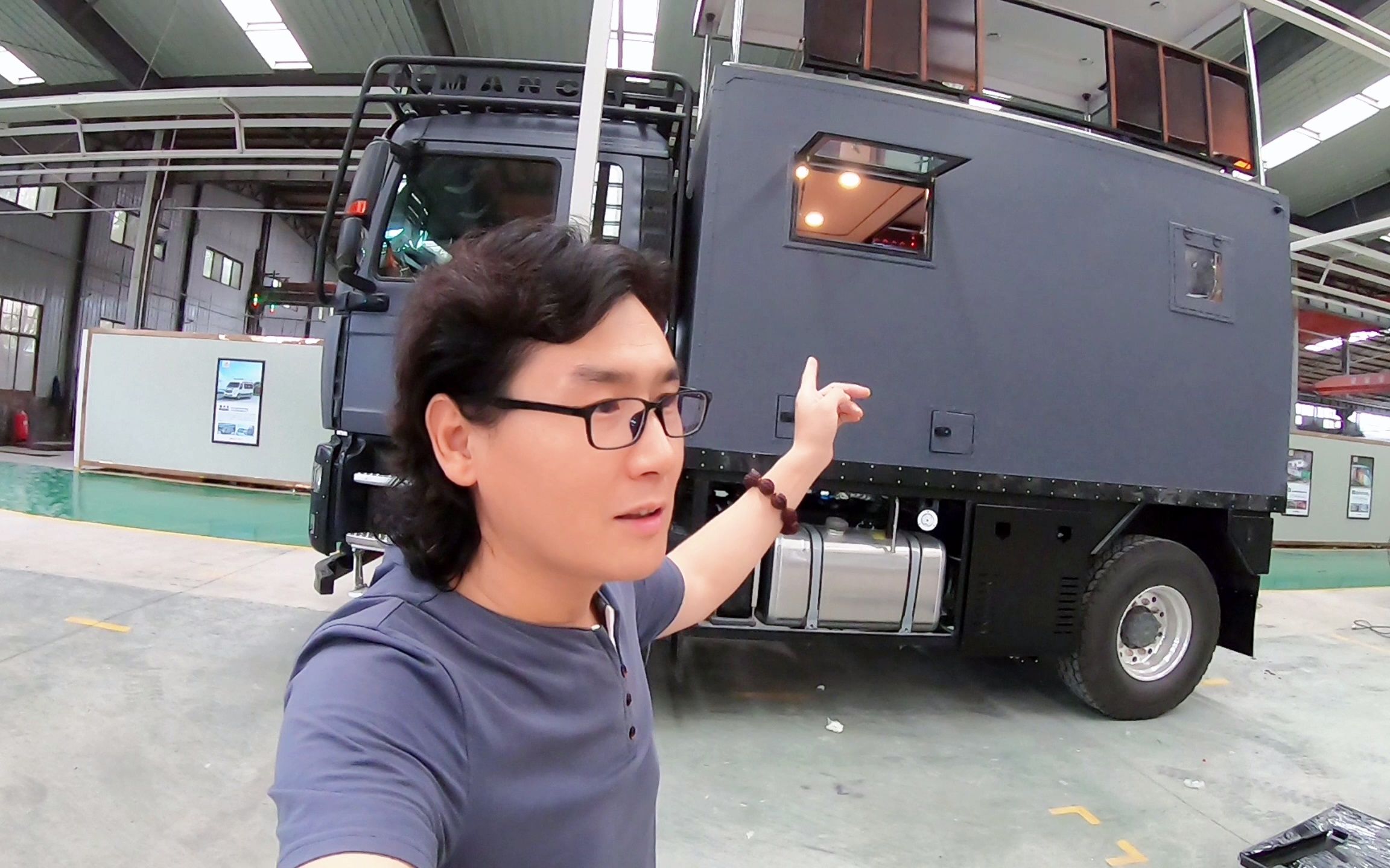 带升顶大露台的重卡房车,二层小洋楼+霸气外形,露台到底咋上去