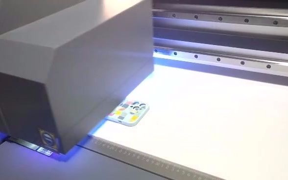 个性的手机壳原来是用UV平板打印机进行打印的。