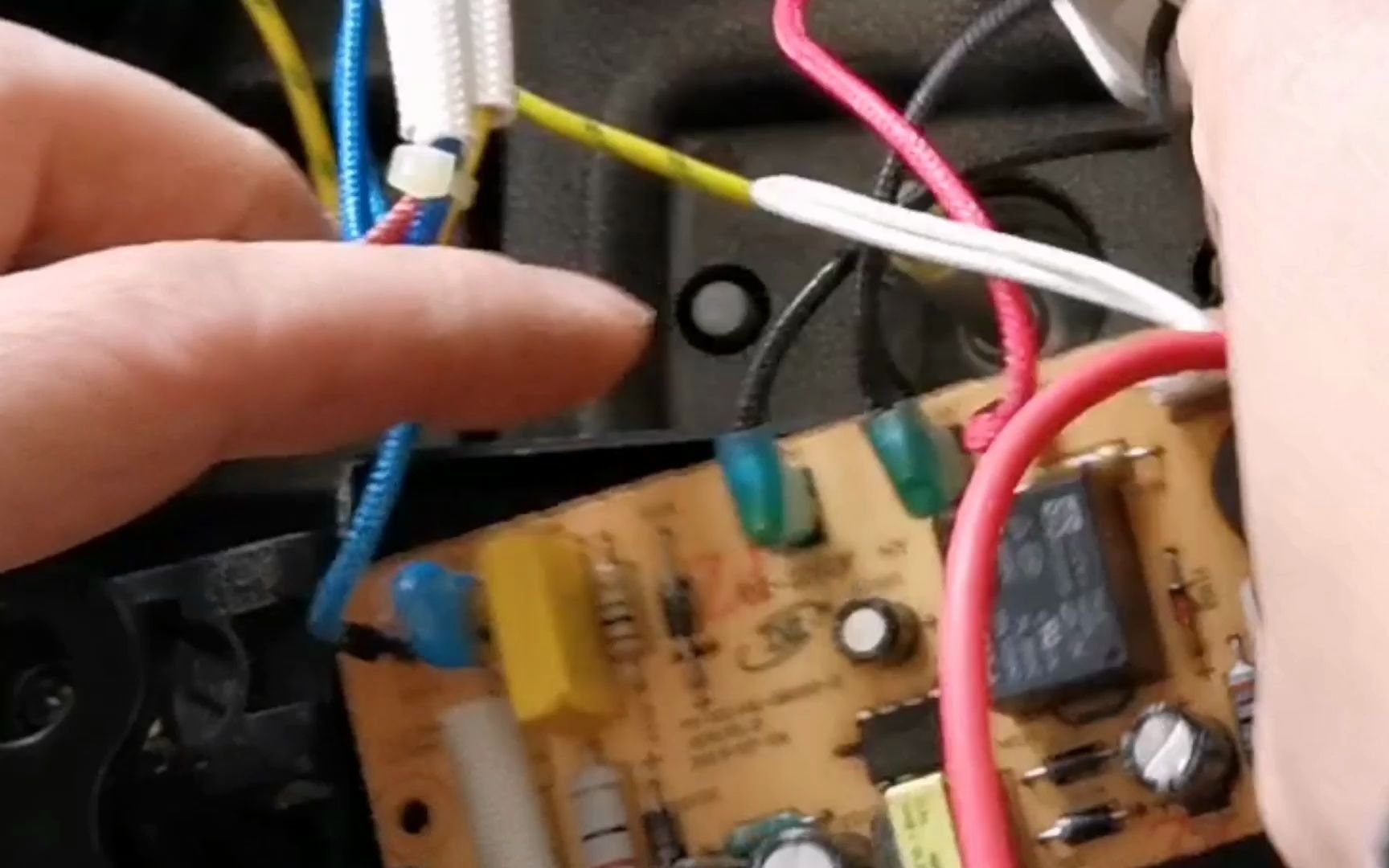 美的电压力锅通电无显示故障,是不是小强惹得祸呢,来一探究竟