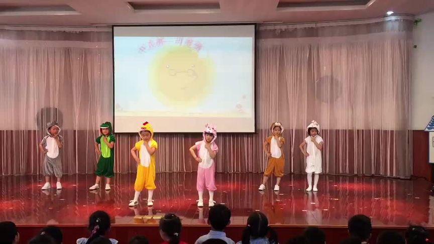 学习了,几个小朋友在舞台上出色的表演