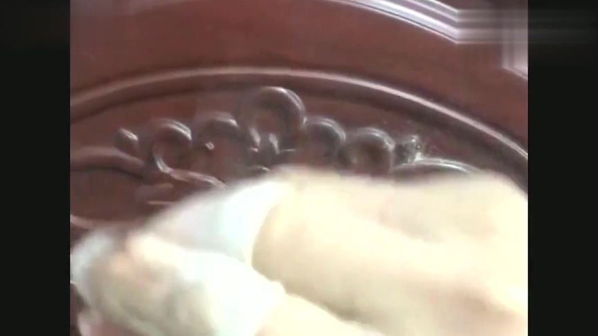 家具修复教程,师傅真的是好手艺,连这种雕花都能完美修复
