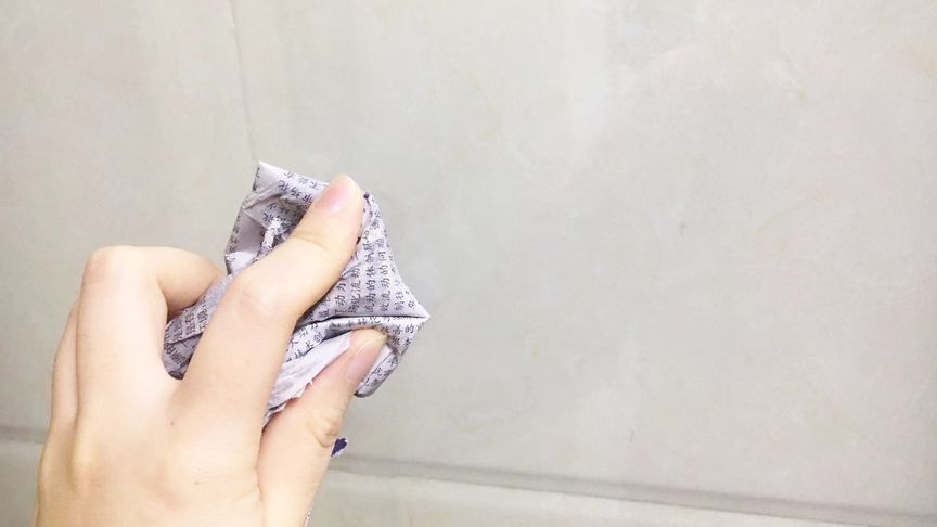 擦玻璃别用水了,教你一个小方法,省时不费劲,玻璃擦得干净透亮