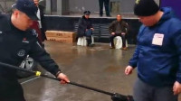 威力强大! 重庆渝中民警向市民展示新型警用约束叉