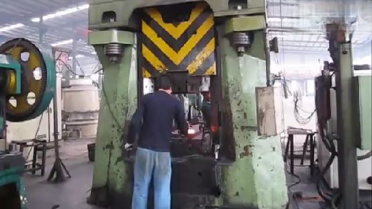 卸扣是怎么生产出来的数控锤程控全液压模锻锤锻造卸扣的过程