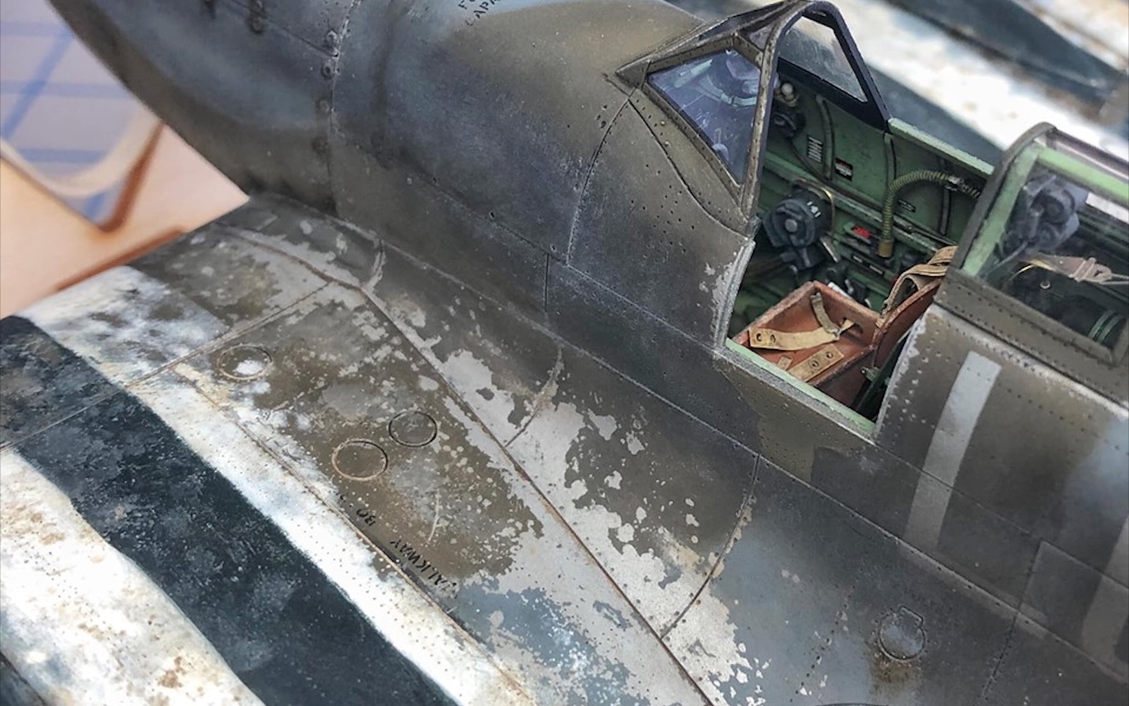 利用发胶制作机翼掉漆(英文字幕)