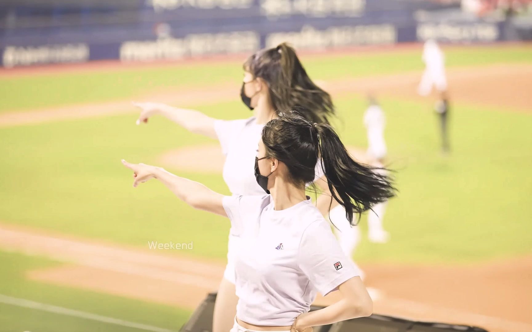 开心就是这么简单!悄悄欣赏啦啦队美女热舞!.mp4