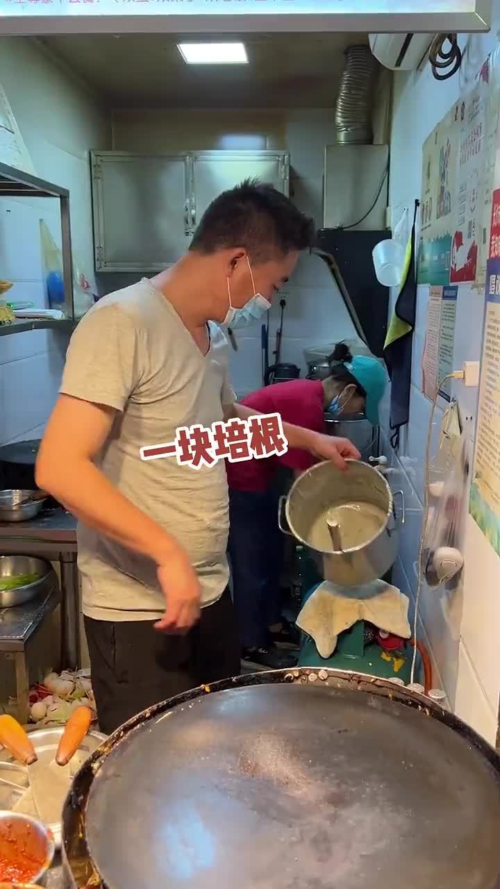 教科书级别的煎饼果子,挑战十个蛋轻轻松松!教科书级别的煎饼果子路...