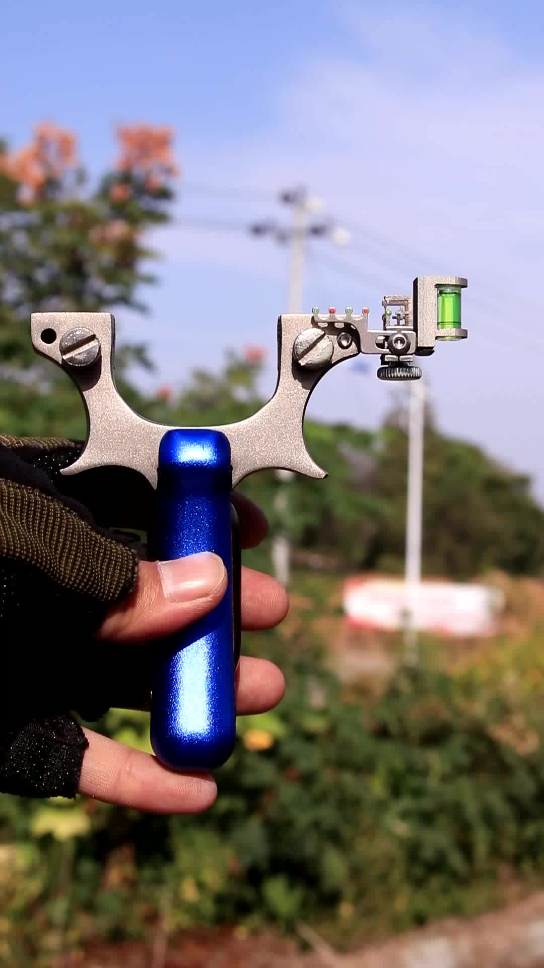 弹弓自带水平仪瞄准系统,精准无比,进入骑士户外头条商城购买