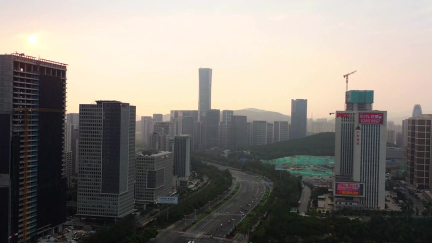 航拍济南经十路,高楼大厦林立,东部新城的发展主轴