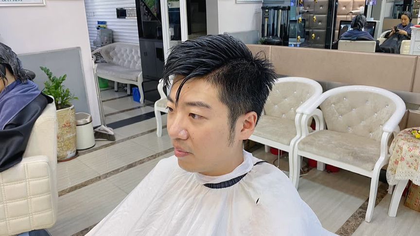 这个世界充满了不确定性,要么改变世界,要么改变自己。￼#发型