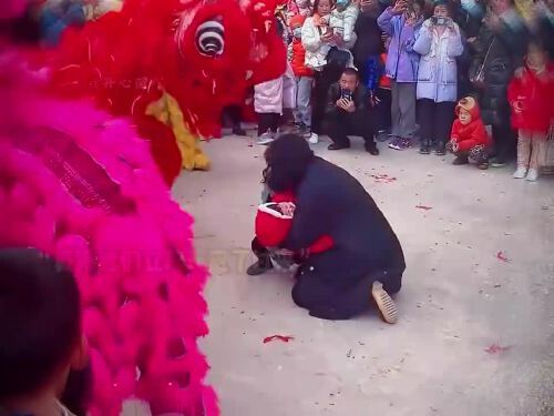 "抬头有信仰 低头有希望 这就是传承的意义吧!"舞狮 民俗文化