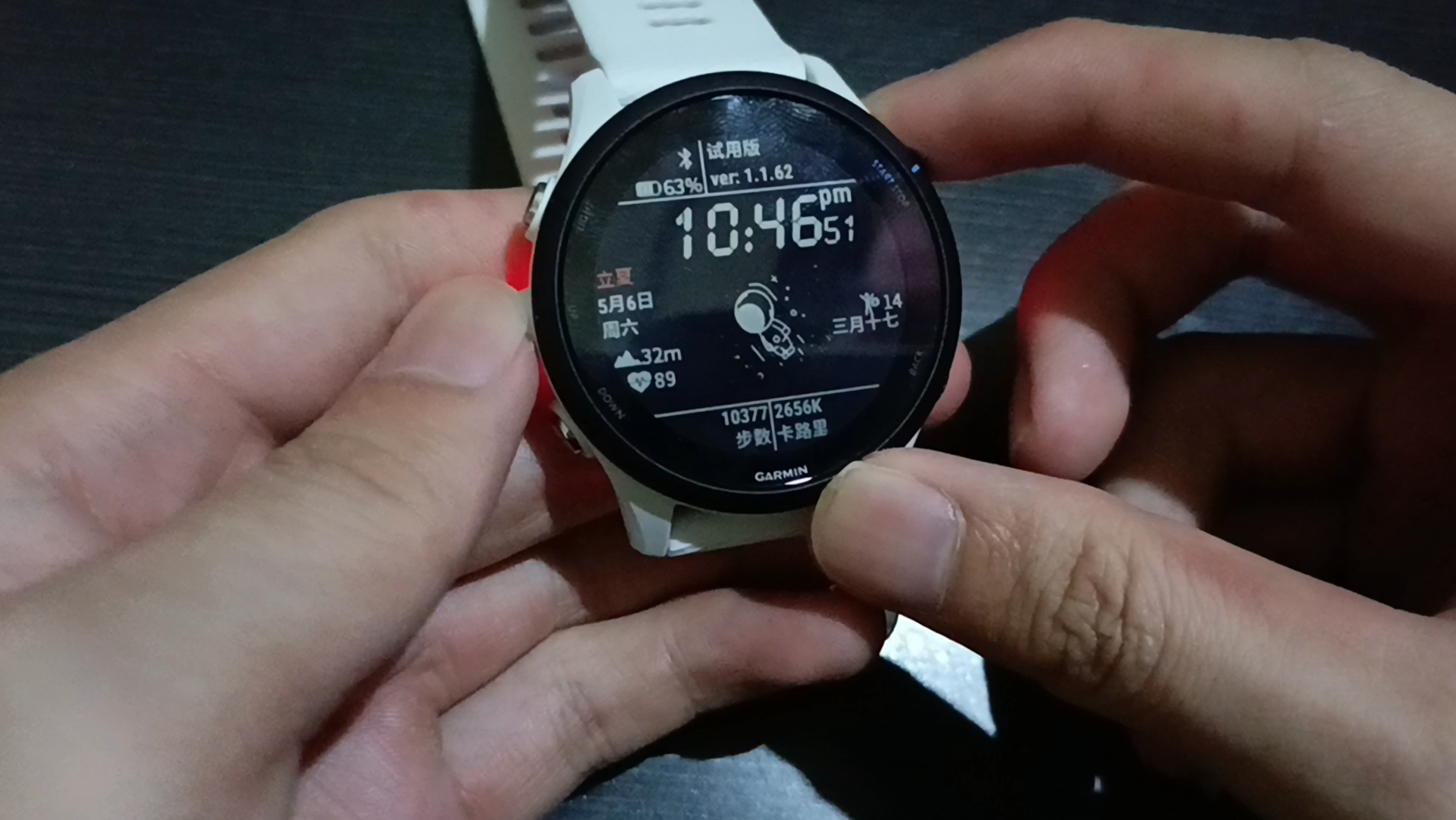 佳明自带的表盘有10个,不过耗电和是不是自定义的表盘或自带的表盘...