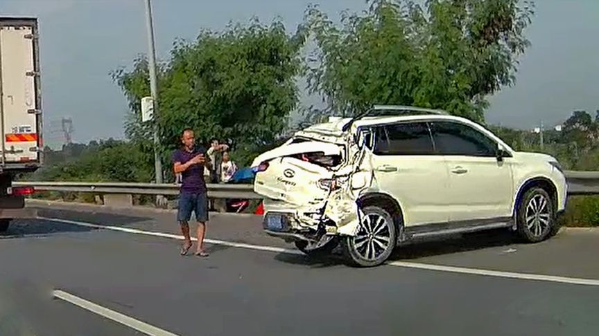 交通事故合集:红绿灯路口分秒必争,结果却尴尬了