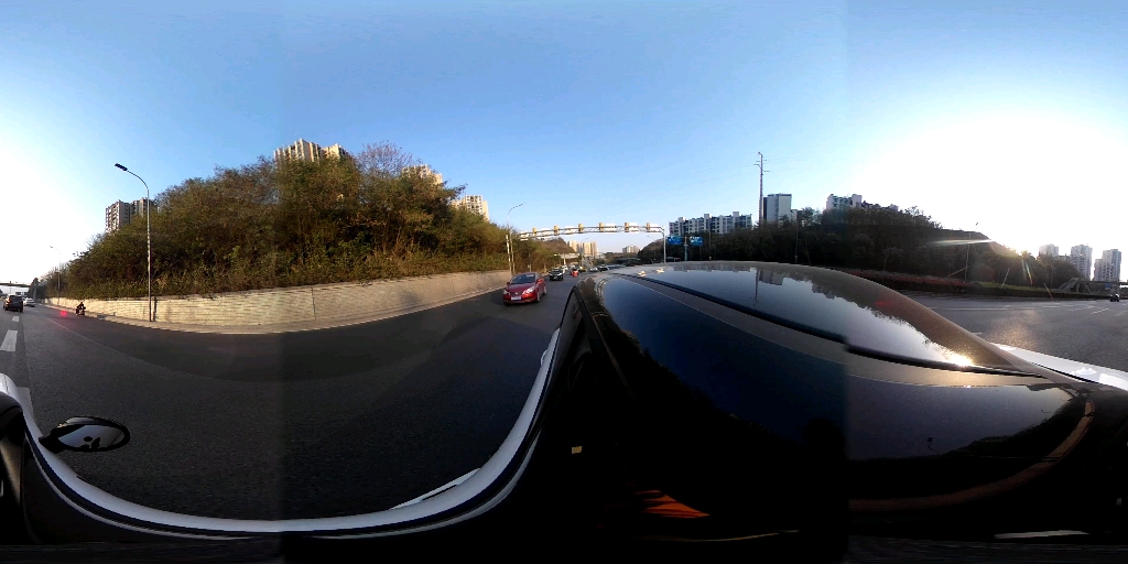 这个做行车记录仪不错 滑动屏幕看全景