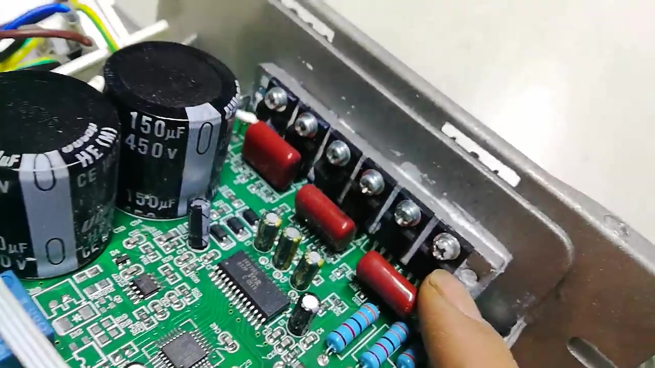 朋友寄来一套伺服电机!让我给画一张电路图!先拆开看看