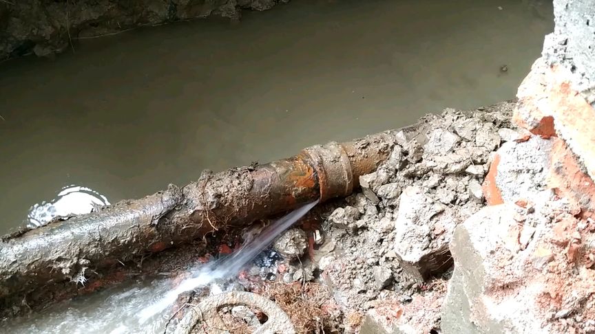 DN100镀锌管丝接漏水已经精确定位。两根管贴在一起维修比较麻烦