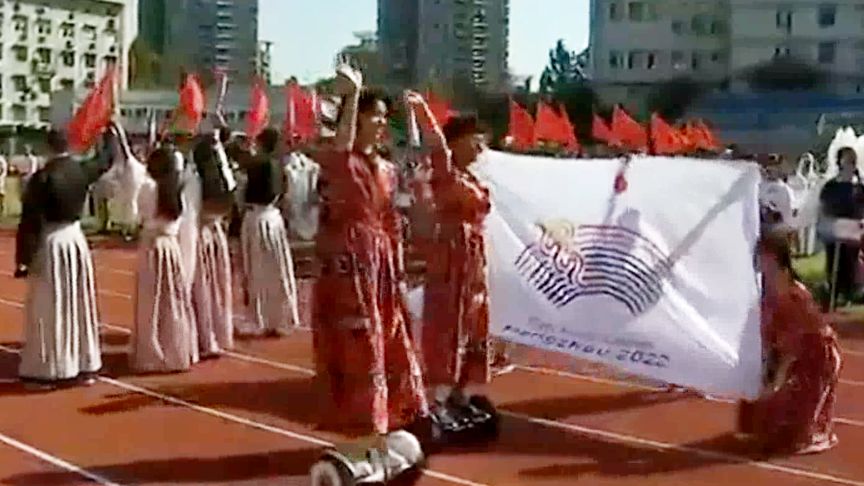 杭州“亚运”氛围越来越浓,中小学生已提前开始操练“入场式”
