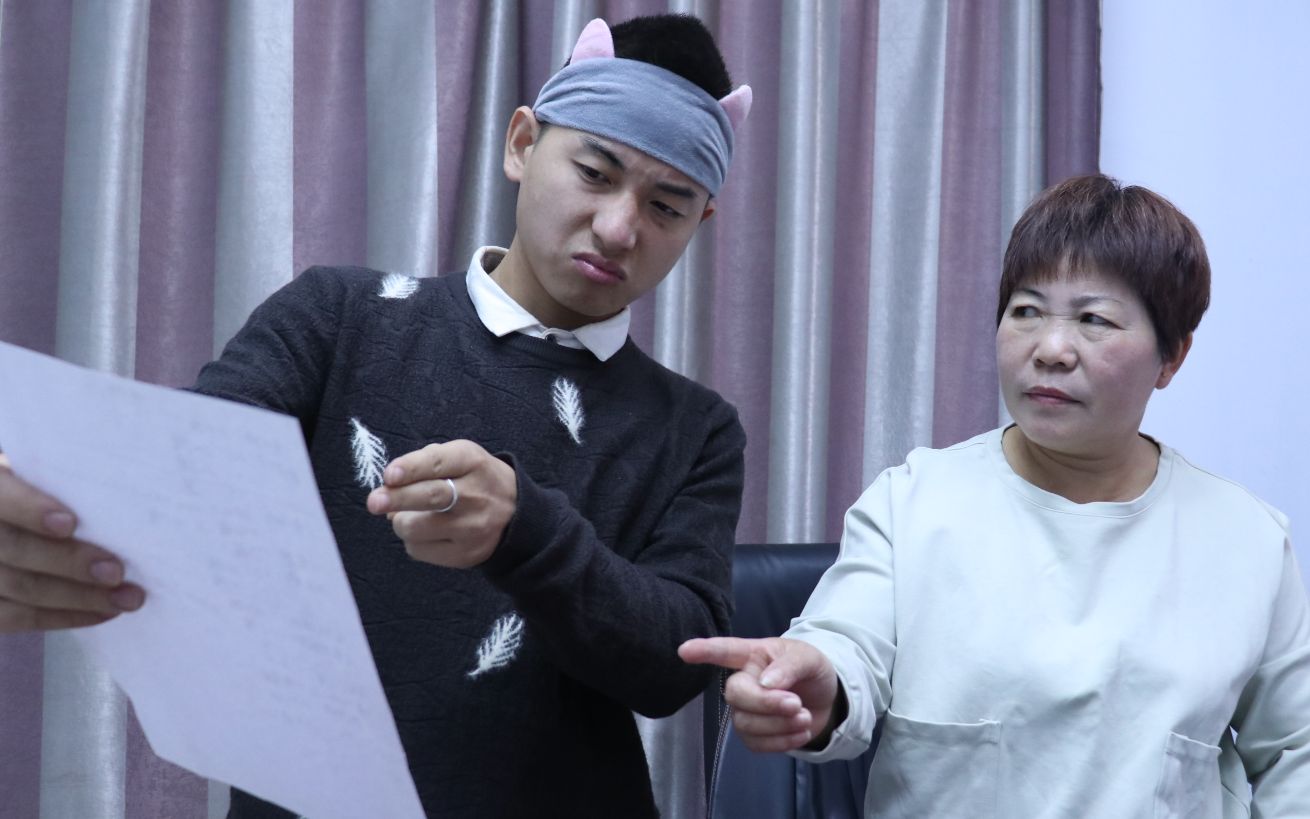 员工给老板请假,没想到请假理由太逗了,听完笑喷了