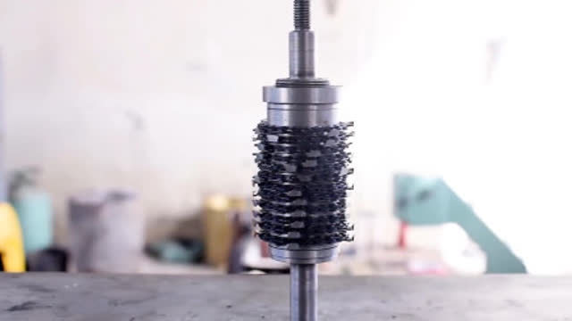 牛人用废铁自制小型粉碎机,看起来很简单,开动的瞬间太厉害了!