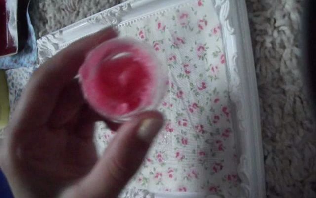 如何制作你自己的唇部磨砂膏
